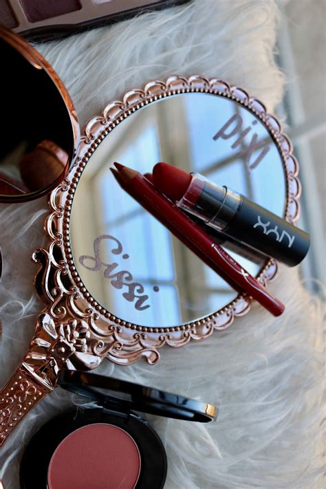 Perfect Red Lips And Winged Eyeliner Trick For Small Hooded Eyes 💋