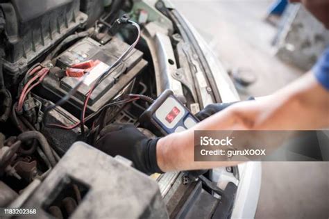 배터리 테스터를 사용하여 자동차 정비사 검사 및 테스트 자동차 축전지 Stem 주제에 대한 스톡 사진 및 기타 이미지