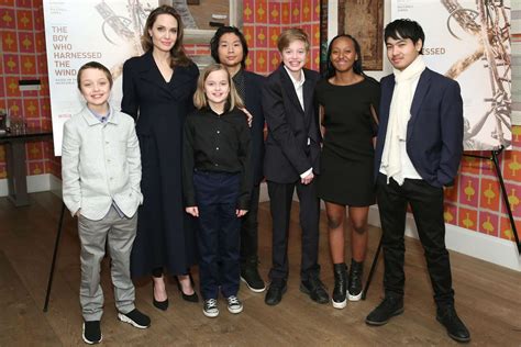 Angelina Jolie Brad Pitts Daughter Vivienne Drops Pitt From Name In