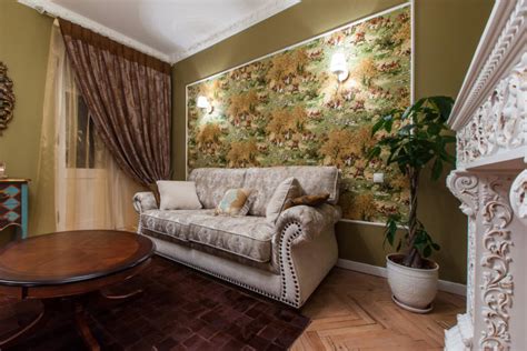 Оформление стены над диваном в гостиной какие картины можно вешать как декорировать полками и