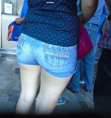 Linda Mujer Nalgona Usando Shorts Apretados Mujeres Bellas En La Calle