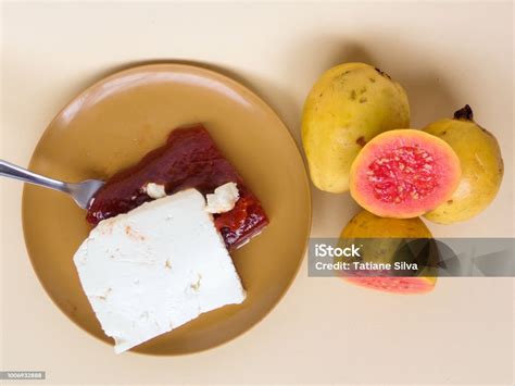 로미오와 줄리엣은 치즈와 구아바 만든 전통적인 브라질 디저트 이다 이 조합은 파이 아이스크림 롤 잼 Mousses 피자 과자 등의 형태로 수 있습니다 고이아바다에 대한 스톡