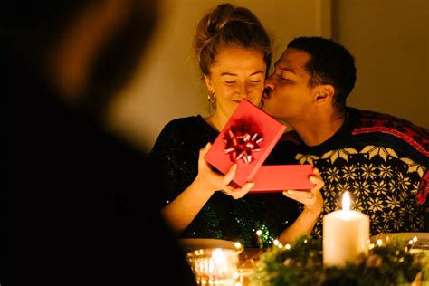 Experts Warn Over Winter Coating Dating Trend Taking Over Gen Z And