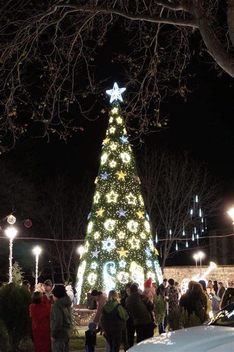 ახმეტაში ნაძვის ხე და საახალწლო ილუმინაციები საზეიმოდ აინთო ფოტოები Knews Ge