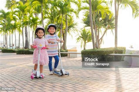 행복한 아시아의 어린 아이 소년과 소녀는 여름 날 야외 에서 도로에 안전한 헬멧 놀이 킥 보드를 착용 도시 생활에 대한 스톡 사진 및 기타 이미지 Istock
