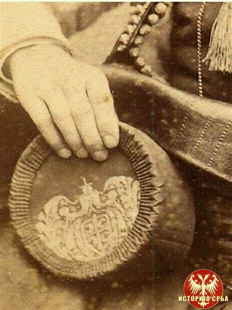 Историја Срба Херцег Нови 1880 година Детаљ са слике увеличан како би се видело знамење на