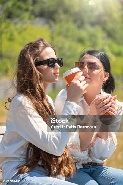 화창한 여름날 도시에서 즐거운 시간을 보내는 두 명의 아름다운 여성 2명에 대한 스톡 사진 및 기타 이미지 2명 감정 낮 Istock