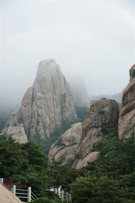 경기도 경치 경치가 좋은 고요한 골짜기 광야 구름 나무 녹지 대한민국 돌 등산 모험 무성한 바위로 된 봉우리 북한산 산 서울 수직 쐈어