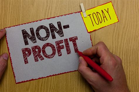 단어 쓰기 텍스트 비영리입니다 답례로 마커 종이 옷 핀 신호 표현 아이디어 나무 테이블을 들고 남자를 다시 지불 하지 않고 제품이 나 서비스를 제공 하기 위한 비즈니스 개념