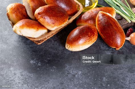 감자를 곁들인 수제 전통 러시아 파이 텍스트에 대 한 배치 공간을 복사합니다 감자 요리에 대한 스톡 사진 및 기타 이미지 Istock