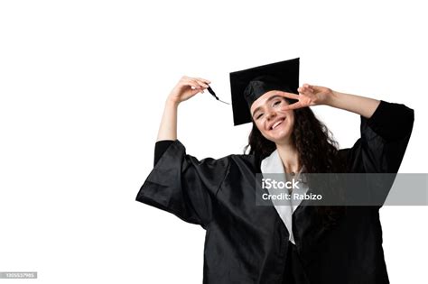 검은 색 졸업 가운과 흰색 배경에 모자 석사 학위를 가진 대학원 소녀 행복한 젊은 여성 경력가가 그녀의 사업에 성공했습니다 졸업식에 대한 스톡 사진 및 기타 이미지 Istock