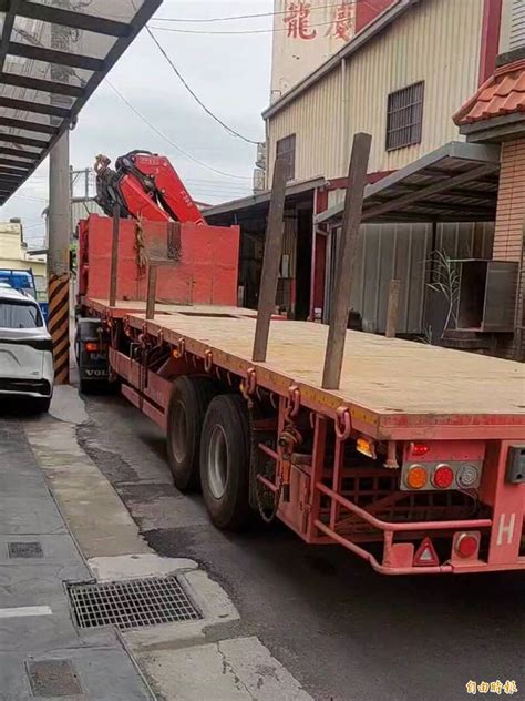 台中大型拖板車抄近路 硬闖4米窄巷惹怨 生活 自由時報電子報