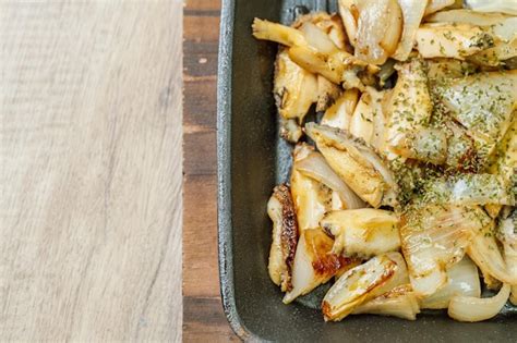 Premium Photo 검은색 그릇에 담긴 한국 음식 전복 버터 구이 요리