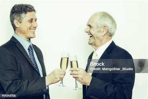 행복 한 동료 피리 부딪치는 사무실 파티에서 얘기 쾌활 한 수석 남자와 그의 비즈니스 파트너 서로 보고 하 고 안경 들고 그들은 후 일 좋은 시간을 보내고 통신 개념 가족에