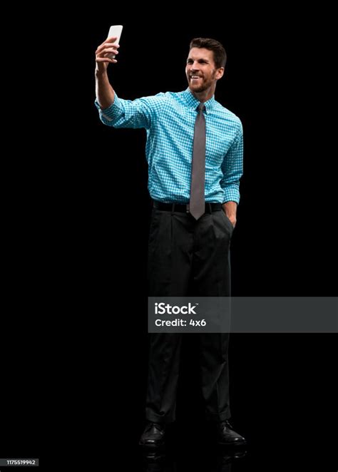 포켓에 손을 들고 양복을 입고 검은 배경 앞에 서 있는 전체 길이1인1인정면 3039세 어른 잘생긴 남성청년 실업가비즈니스맨사진 검은색에 대한 스톡 사진 및 기타 이미지