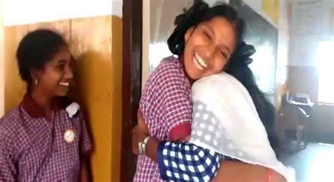 ‘ஹக்ஸ் ஆர் ஹை ஃபை மாணவர்களை வரவேற்கும் ஆசிரியரின் வைரல் வீடியோ