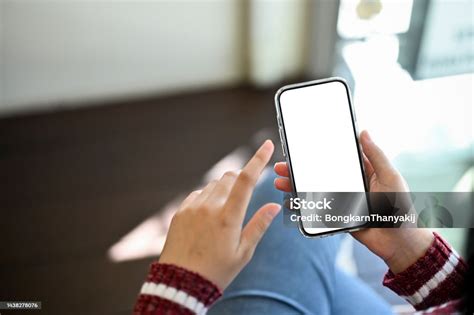 スマートフォンを使う女性電話の白い画面のモックアップクローズアップ画像 1人のストックフォトや画像を多数ご用意 1人 つながり インターネット Istock