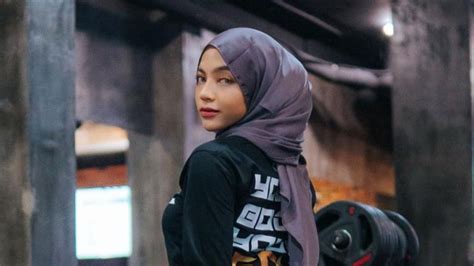 Terungkap! Ini Alasan Oklin Fia Membuat Konten Jilat Es Krim