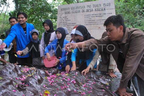 Tabur Bunga Antara Foto