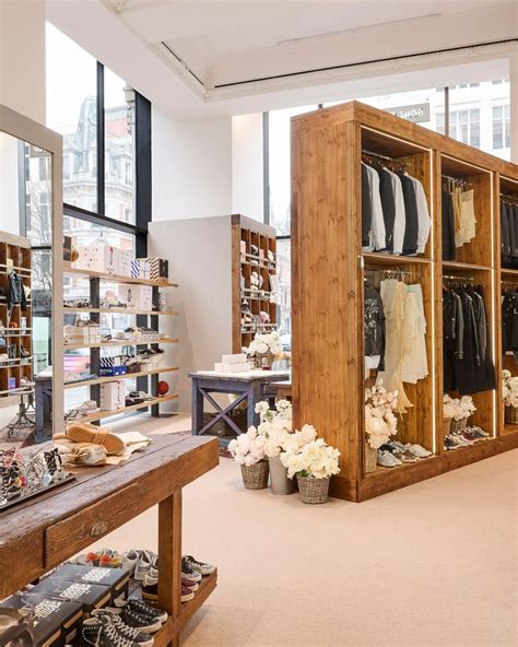 Wwd Korea 런던 셀프리지스 코너 숍이 골든구스 앤티크 매장으로 골든구스goldengoose가 영국 런던에 위치한 셀프리지스