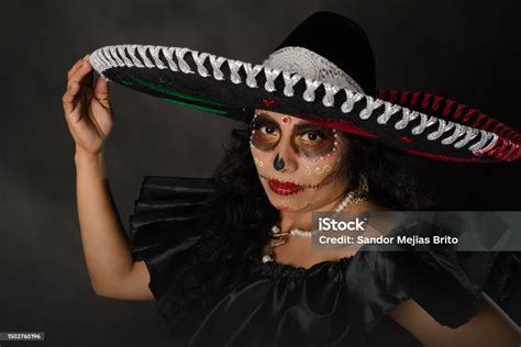 멕시코 국기 색상의 마리아치 모자를 쓴 카트리나 죽은 자의 날 축하 La Calavera Catrina에 대한 스톡 사진 및 기타 이미지 La Calavera