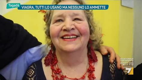 Bacoli Coppia Fa Sesso Per Strada Tra Le Auto Che Passano La