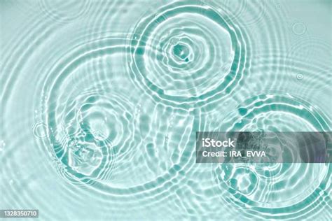 푸른 물 질감 반지와 잔물결과 푸른 민트 물 표면 스파 컨셉 배경 평평한 평지 복사 공간 물에 대한 스톡 사진 및 기타 이미지 Istock