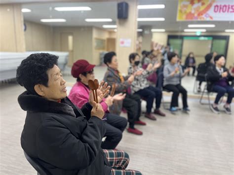 해피엔딩 어르신돌봄 건강학교 [웃음치료교실] 중리종합사회복지관