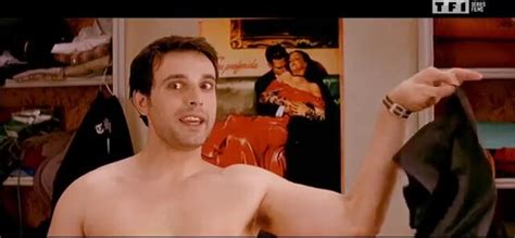 HIDES IN CARDBOARD BOX ThisVid