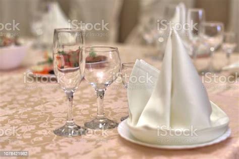축제 테이블 설정 접혀 접시에 냅킨 및 다양 한 음료 클로즈업에 대 한 3 개의 안경 냅킨에 대한 스톡 사진 및 기타 이미지 냅킨 접힌 0명 Istock