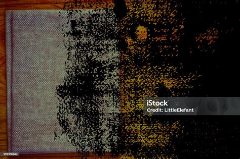 그런 지 더러운 울트라 오렌지 엽서 샘플 무료 Copyspace 모형에 대 한 나무 테이블에 리넨 직물 표면 0명에 대한 스톡 사진 및 기타 이미지 Istock