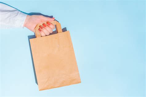 손 들고 쇼핑 종이 가방 소비의 개념 쇼핑 기호 공간 트렌드 파스텔 색상을 복사합니다 하드 섀도우 아침 조명 가방에 대한 스톡 사진 및 기타 이미지 Istock