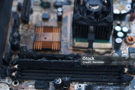 데스크탑 컴퓨터 화재 굽기 Cpu Gpu 비디오 카드 메모리 칩 쿨러 후 손상을 태워 Cpu에 대한 스톡 사진 및 기타 이미지