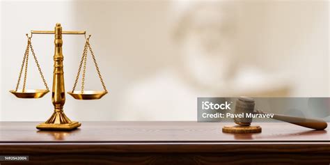 법적 저울과 판사 의사봉 법과 정의의 상징 비즈니스의 변호사 및 법률 서비스 사법부 법학 및 정의의 법률 개념 3d 렌더링 무게에 대한 스톡 사진 및 기타 이미지 Istock