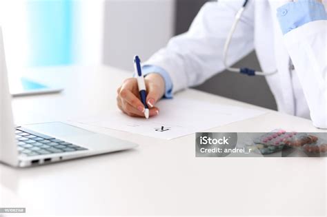 병원 근접 촬영에 책상에 앉아 있는 동안 처방전 양식을 작성 여성 의사 있도록 의사 충고 한 그의 환자에서 병원와 준비 검사 마무리 의학 Concep에 의료 보험 및 우수한