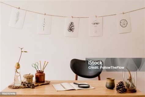 나무 책상 디자인의 자 산림 액세서리 아보카도 공장 사무 용품을 갖춘 홈 오피스 공간의 스칸디나비아 인테리어 흰색 벽에 세련 된 그림입니다 식물 홈 장식입니다 최소한 0명에