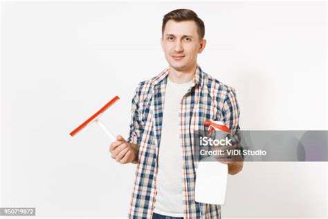 체크 무늬 셔츠 지주 고무 롤러에 젊은 정부 남자 흰색 배경에 고립 청소기 액체 화이트 빈 청소 스프레이 병 남자 집 집안일 하 고입니다 광고에 대 한 공간을 복사 합니다