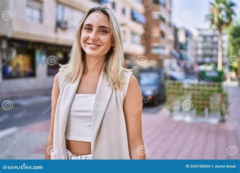 Jovencita Rubia Sonriendo Feliz De Pie En La Ciudad Foto De Archivo Imagen De Divertido