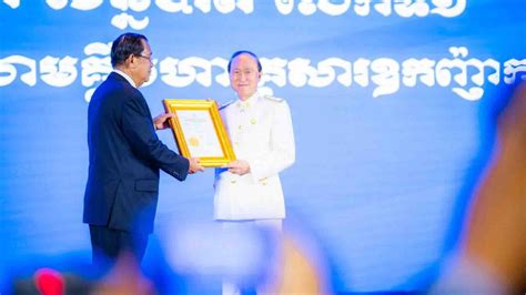 អ្នកឧកញ៉ា ពុង ឃាវសែ ត្រូវបានព្រះមហាក្សត្រប្រោសព្រះរាជទានគោរម្យងារជា លោកអ្នកឧកញ៉ា