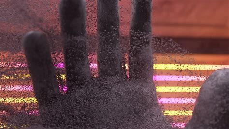 현대 네온 조명미래 공상 과학 실에서 수백만 개의 입자 스트림을 방출하는 돌 인간의 손 추상 3d 일러스트레이션 가정의 방에 대한 스톡 사진 및 기타 이미지 Istock