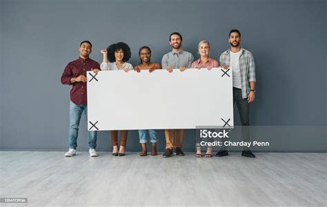 스튜디오에서 회색 배경에 공백 플래카드를 들고 있는 젊고 다양한 사업가 그룹의 전체 길이 초상화 전문 직업에 대한 스톡 사진 및 기타 이미지 Istock