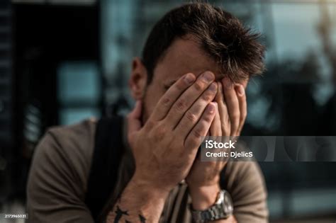 사무실 건물 옆에 서서 얼굴을 가리고 있는 압도당한 젊은이의 클로즈업 남자에 대한 스톡 사진 및 기타 이미지 남자 정신적 스트레스 클로즈업 Istock