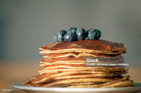 나무 테이블에 조명이 잘 된 환경에서 블루베리가 있는 흰색 접시에 팬케이크 접시 0명에 대한 스톡 사진 및 기타 이미지 0명 달콤한 음식 바로 먹을 수 있는 Istock