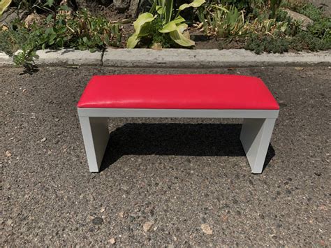 Купить Подставка для маникюра подлокотник на деревянных ножках розовый цена 330 грн — Prom Ua