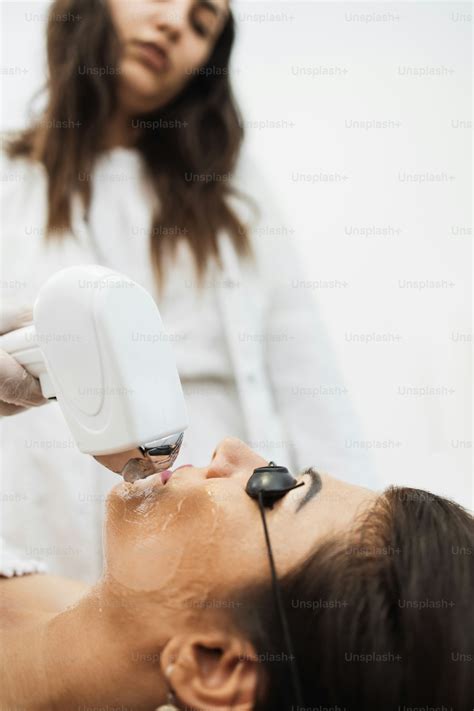 얼굴 피부 제모 치료를 받는 젊은 아름다운 여성 현대 바디 케어 및 화장품 개념입니다 사진 Unsplash의 제모 이미지