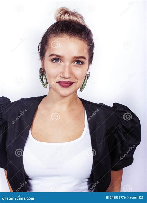 Jovencita Linda Vestida De Moda Aislada En El Concepto De La Gente De Fondo Blanco Foto De