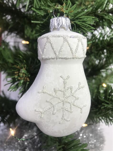 Скляна ялинкова іграшка ручної роботи Рукавичка 2 види біла продаж