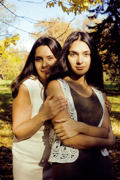 Reife Echte Mutter Mit Tochter Außerhalb Des Herbstfalles in Park Stockfoto Bild von