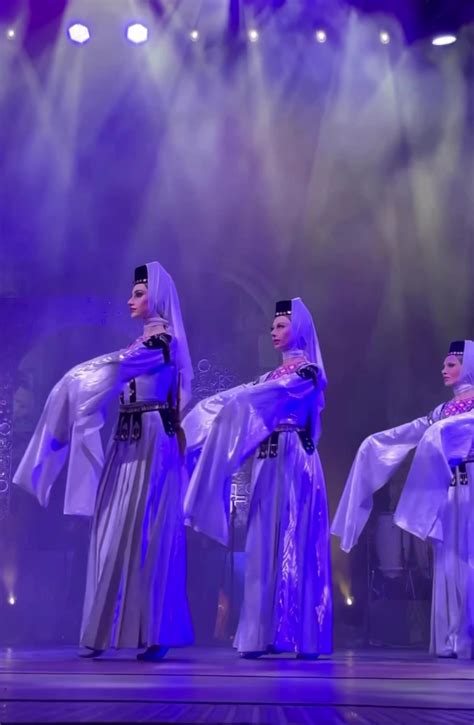 ე რ ი ს ი ო ნ ი“ მღერის და ცეკვავს საქართველო „ერისიონი“ ეიფელის კოშკს ესალმება კავკასიონი