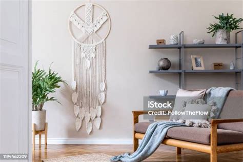 갈색 소파 Coffe 테이블 책받이 식물 마크라메 및 우아한 액세서리가있는 아늑한 아파트의 세련된 인테리어 베이지색과 재팬 디 컨셉 현대 홈 스테이징 템플릿 실내에 대한